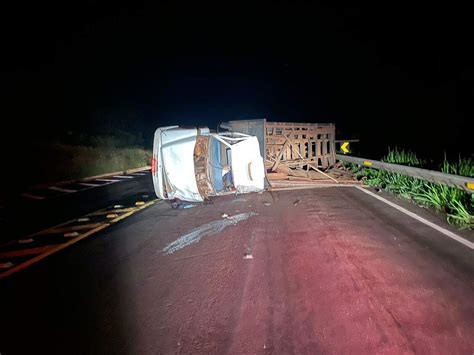 Dois são socorridos em estado grave após caminhão eucalipto tombar