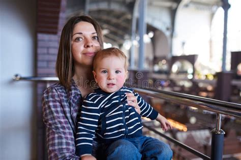 Madre Hermosa Que Se Sienta Con Su Hijo Lindo Imagen De Archivo Imagen De Adulto Madre