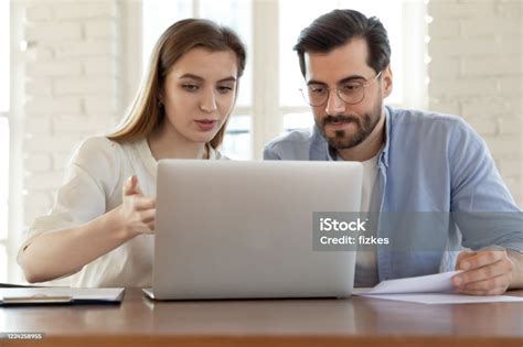 다양한 동료들이 랩톱에서 비즈니스 프로젝트 작업에 대해 논의합니다 2명에 대한 스톡 사진 및 기타 이미지 2명 컴퓨터