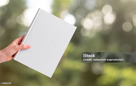 푸른 나무 잔디가 있는 흐릿한 배경에 책 모형을 들고 있는 손 자연 생태에 관한 문학 독서 여가 조화 개념 잡지에 대한 스톡 사진 및 기타 이미지 Istock