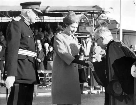 Queen Elizabeth Ii Officially Opens The Tyne Tunnel North Tynesid Old