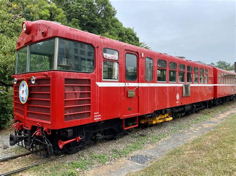 一網打盡所有阿里山小火車！各式蒸汽火車、中興號、車庫、維修工廠全都在嘉義車庫園區。火車迷必來。 雙b日記 Like Father Like Son