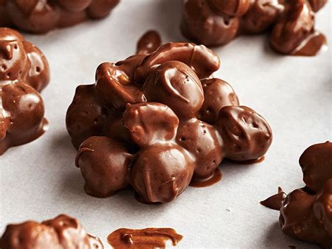 Atomic Peanut Clusters About Peanuts