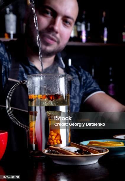 다도 차를 양조 하는 과정 바텐더 갈 매 나무속 차 양조 해 주전자에 뜨거운 물 부 0명에 대한 스톡 사진 및 기타 이미지 0명 건강한 식생활 과일 Istock