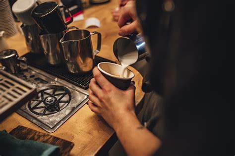 커피숍에서 카푸치노 커피 한 잔을 만들기 위해 우유를 붓는 여성 바리스타 기계류에 대한 스톡 사진 및 기타 이미지 기계류 기포 음료 따르기 Istock