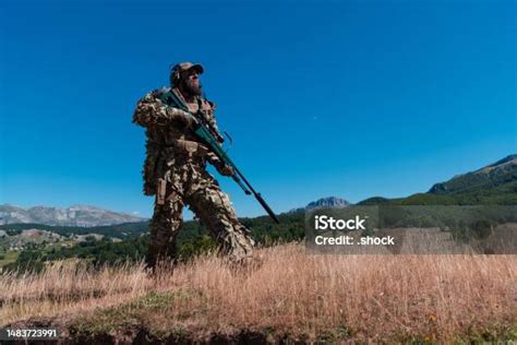 스코프가 있는 저격 소총을 들고 숲을 걷는 육군 병사 전쟁 군대 기술 및 사람들의 개념 감시에 대한 스톡 사진 및 기타 이미지