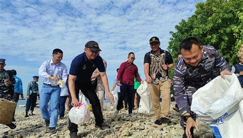 Lanal Banten Dan Pemkot Cilegon Bersihkan Sampah Di Pulau Merak Kecil