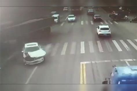 转弯不减速不让直行不打转向灯不及时刹车造成了二次事故