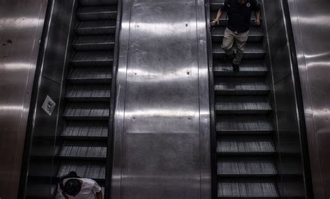 Usuarios Del Metro Orinan En Las Escaleras Eléctricas Y Eso Es Lo Que