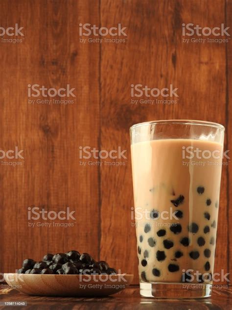 진주 우유 차 한 잔과 나무 배경에 타피오카 공 한 접시 진주 우유 차는 대만에서 가장 대표적인 음료입니다 대만 음식 복사 공간을 가지고 있습니다 0명에 대한 스톡 사진 및