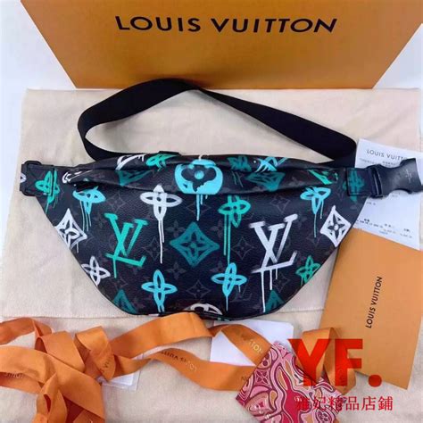Lv 路易威登 23新款 Discovery 藍色塗鴉 男款 腰包 胸口包 M21397 斜背包 蝦皮購物