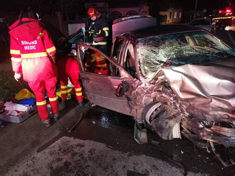 FOTO Accident cumplit într o localitate din Mureș O persoană a murit pe loc alte patru duse