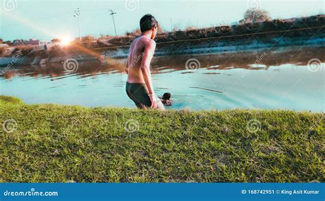 Garoto Indiano Tomando Banho No Rio Foto Editorial Imagem De Menino