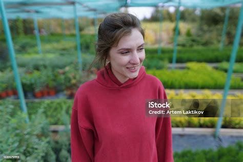 식물 성장 농장에 젊은 여성 기업가의 초상화 아름다운 꽃집 소녀 배경에 식물 야외 성공적인 중소기업 소유자의 얼굴 계절에 대한 스톡 사진 및 기타 이미지 Istock