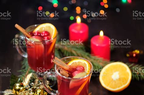 양 초 소나무 가지와 크리스마스 조명 나무 배경에 Mulled 와인 선택적 초점 0명에 대한 스톡 사진 및 기타 이미지 0명