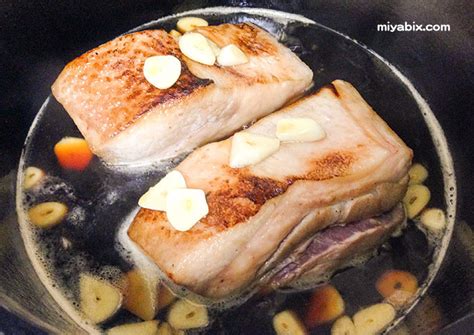 ダッチオーブンで作る豚バラ肉の煮込み Miyabixphoto