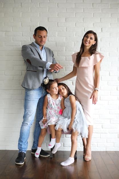 Hermosa Joven Familia Con Hijas Foto Premium
