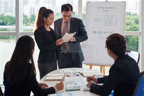 亚洲经理在会议室分析财务数据高清图片下载 正版图片502593041 摄图网