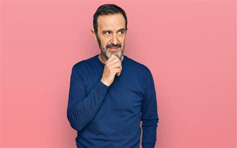 Hombre Hispano De Mediana Edad Con Ropa Informal Con La Mano En La