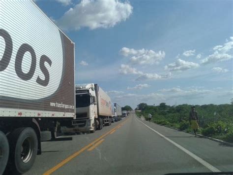 Caminhoneiros Seguem Interditando Parcialmente Trecho De BR 116 Em