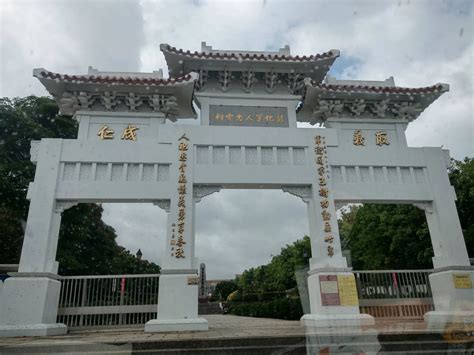 爺爺是個無神論者，平常也沒有特別祭拜鬼神的習慣 幾次uncle老婆帶我從教會回來，我都會迫不及待的分享上帝的故事 「上帝那麼靈 怎麼不變點錢給