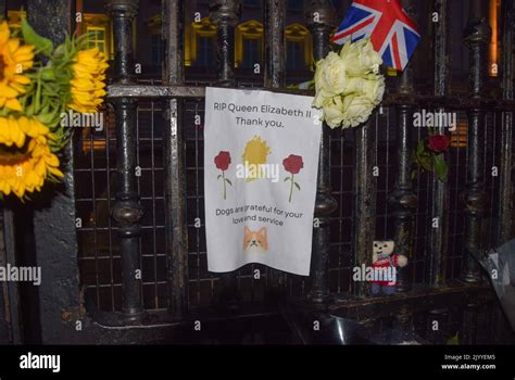 London Uk 8th Sep 2022 A Note Outside Buckingham Palace As Queen