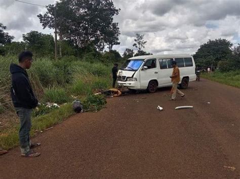 មនុស្ស២នាក់បានស្លាប់ពេលជិះម៉ូតូត្រូវរថយន្តសាំយ៉ុងបុកពីក្រោយពេញទំហឹង សារព័ត៌មាន នគរវត្ត