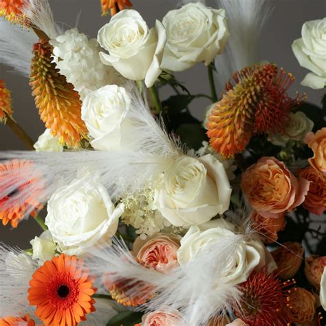 Авторская премиум композиция в корзине роз с ромашками и гортензиями Доставка авторских