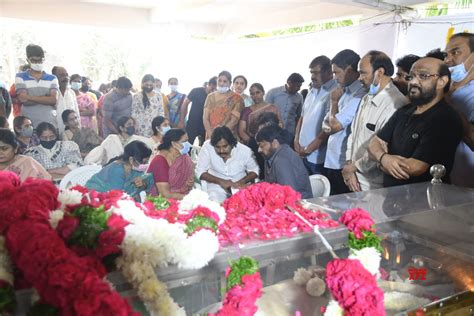Chiranjeevi Pawan Kalyan And Other Celebs Pay Final Respect To Kaikala