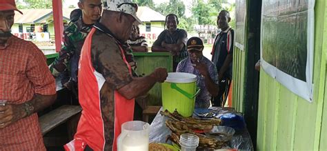 Berbagi Kebahagiaan Satgas Yonif Mr 413 Kostrad Undang Warga Makan Bersama Di Pos