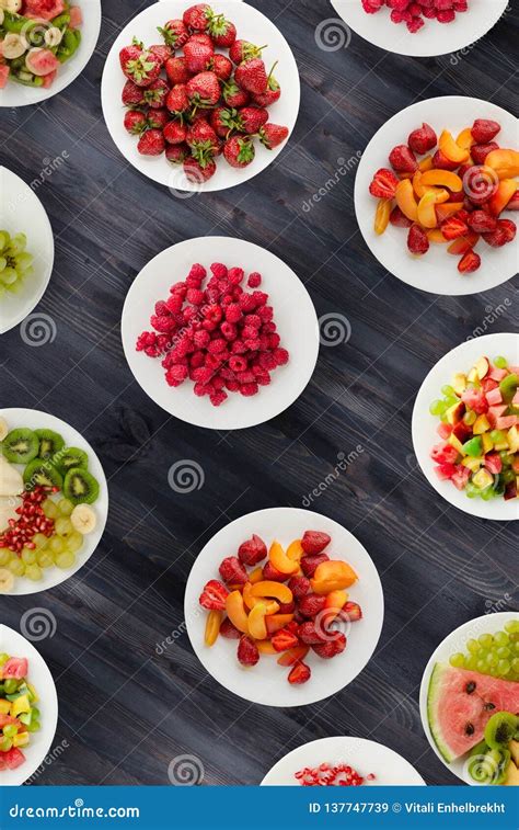 Dieta De La Fruta Frutas En Una Placa En Un Fondo De Madera Alimento