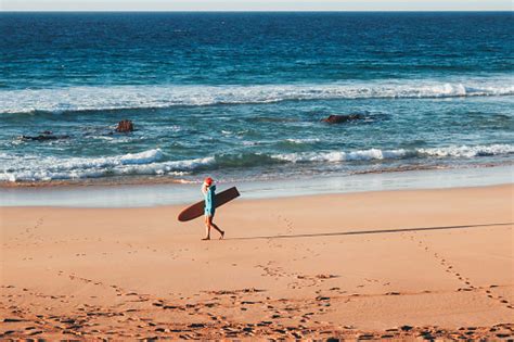 서핑 보드와 함께 해변에서 산책 하는 산타 모자와 함께 젊은 여성 12월에 대한 스톡 사진 및 기타 이미지 12월 관광 대서양 제도 Istock