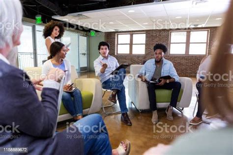 그룹에 프리젠 테이션 중 중간 성인 비즈니스 관리자 제스처 경영자에 대한 스톡 사진 및 기타 이미지 경영자 계획 공동체 Istock