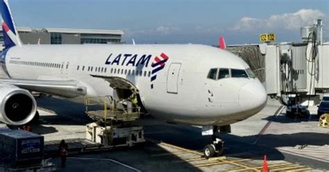 Al presionar un botón en el asiento del piloto el avión Boeing se