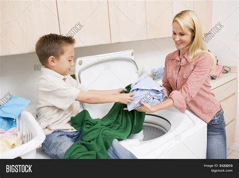Imagen Y Foto Madre E Hijo Lavar Prueba Gratis Bigstock