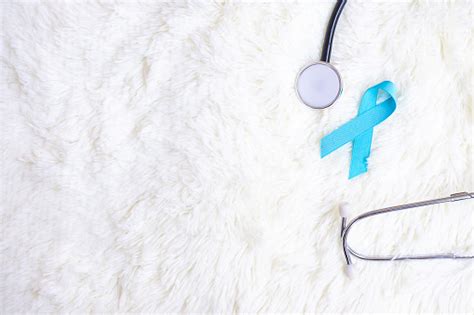 11월 전립선암 인식 청진기와 가벼운 블루 리본은 생활과 질병을 지원하는 사람들을 지원합니다 당뇨병의 날 국제 남자 및 세계 암