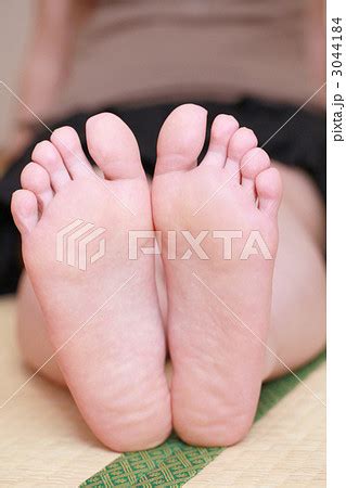 足裏女性 足の裏 紙が張り付いた感覚 Zjfk