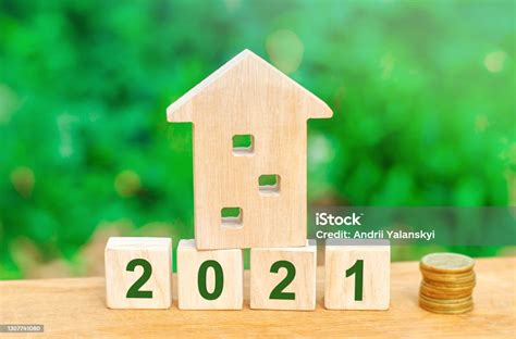 2021 나무 블록과 미니어처 하우스 부동산 개념 가족 예산 계획 투자 계획 저축 모기지 및 모기지 금리 예측 대출 재융자 홈 0명에 대한 스톡 사진 및 기타 이미지