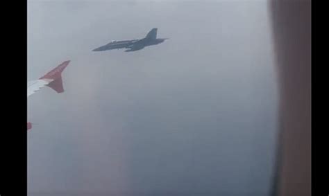 Видео Драма на небото Борбени авиони пресретнаа патнички авион Независен Весник