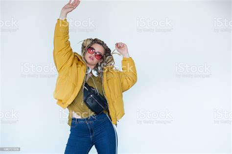 젊은 금발 소녀 아프리카 땋은 선글라스에 헤드폰에 흰색 배경에 대 한 댄스 음악을 수신합니다 가방에 대한 스톡 사진 및 기타