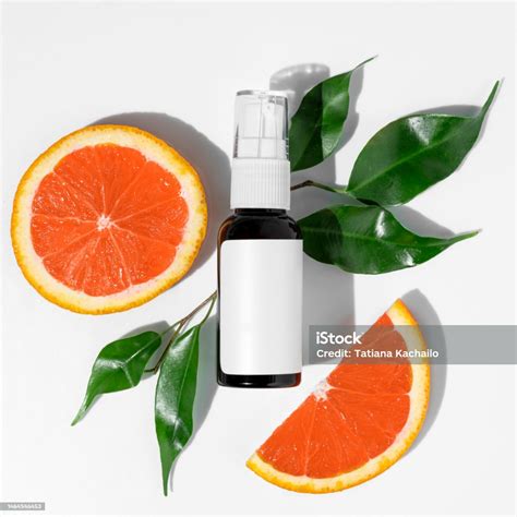 흰색 배경에 크림 자몽 및 녹색 잎의 튜브가있는 평평한 누워 구성 뷰티 컨셉 천연 비타민 화장품 스킨 케어 카피 스페이스 모형에