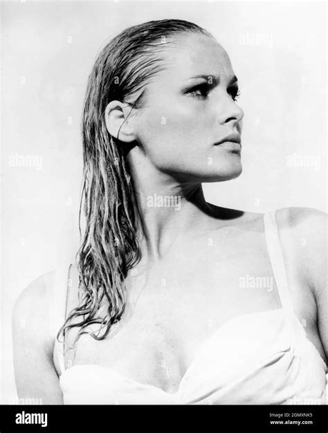 Ursula Andress James Bond Banque Dimage Et Photos Alamy