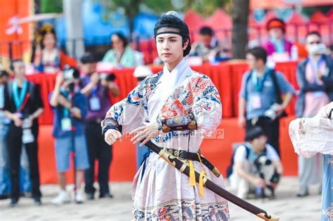 浙江嘉兴第十一届西塘汉服文化周开幕 人民图片网
