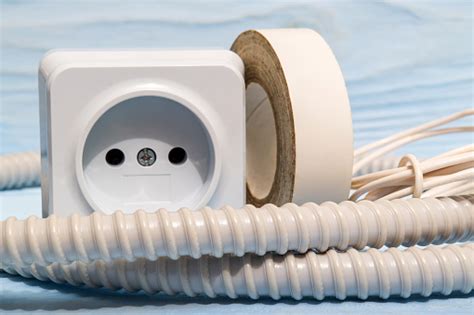 전기 테이프 및 전기 케이블이있는 소켓 파란색 나무 보드의 전기 설치 또는 수리에 사용되는 액세서리 0명에 대한 스톡 사진 및 기타 이미지 Istock