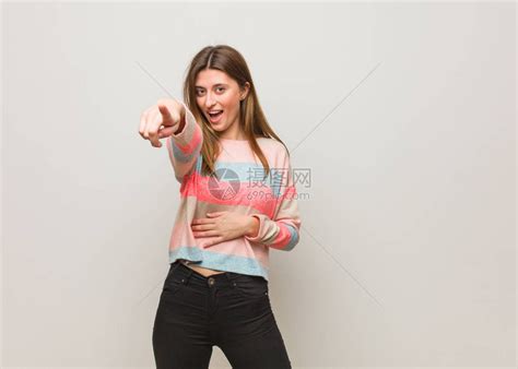 年轻俄罗斯女孩梦想实现目的和目标的高清图片下载 正版图片504134859 摄图网
