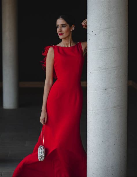 Vestido De Fiesta Largo Con Escote En La Espalda De Plumas Invitadisima