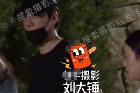冯绍峰国庆带娃出游儿子高举双臂求抱抱自控力差没公德心被嘲 赵丽颖 网友 视频