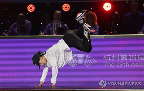 기술 펼치는 전지예 연합뉴스