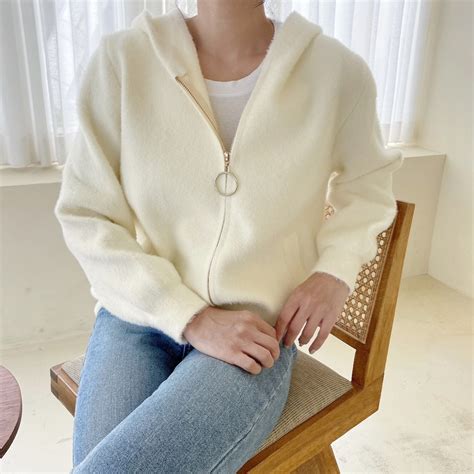 패션 바이 카카오 앙고라 밍크 날개사 퍼 후드 집업 흰 흰색 루즈핏 크롭 숏 겨울 긴팔 니트 가디건 자켓