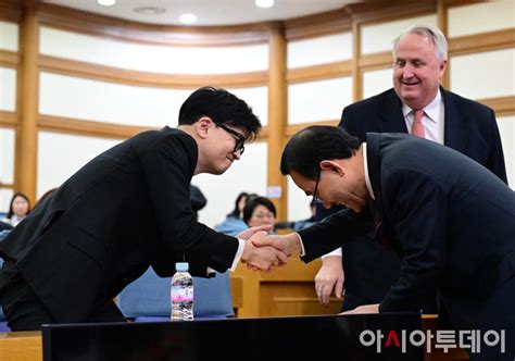 포토 주호영 국회부의장과 인사하는 한동훈 대표